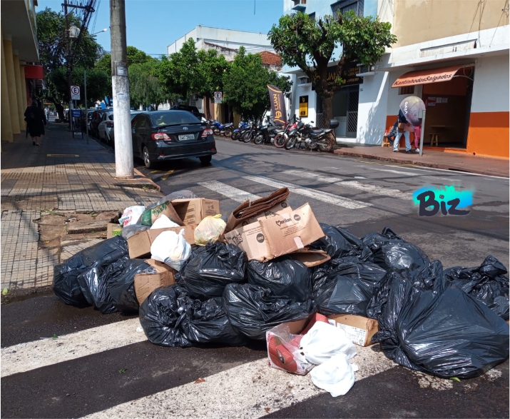 Sacos de lixo continuam espalhados pela cidade aguardando coleta ...